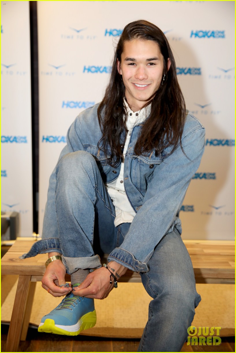 Thomas Doherty Wears Dove Cameron's Face on His Jacket for 'Descendants ...