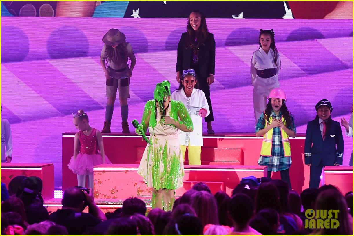 Laurie Hernandez Gets Slimed at KCAs 2018, Chloe Kim Presents On Stage ...