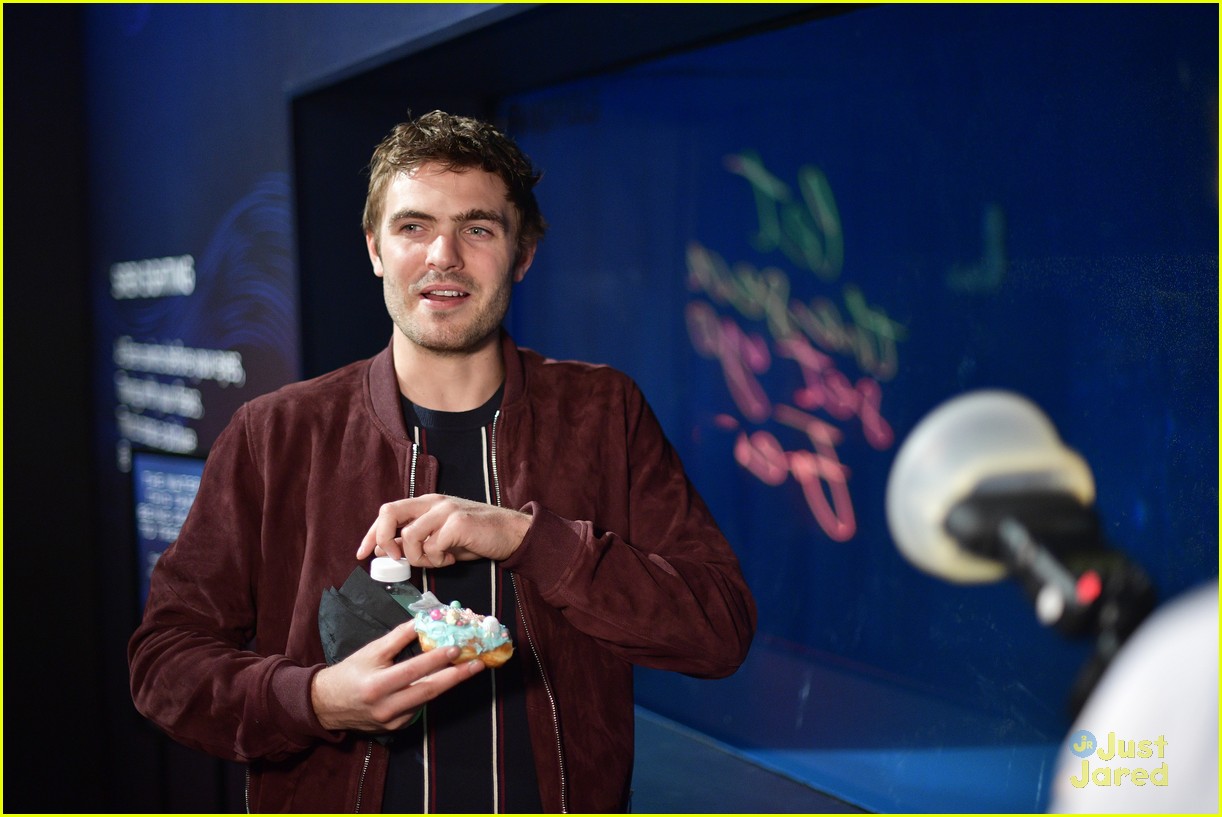 Alex Roe, Eline Powell & 'Siren' Cast Check Out The Mermaid Museum ...