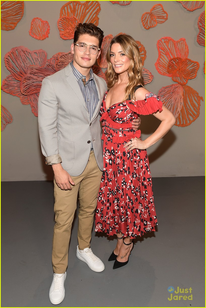 Alex Roe, Eline Powell & 'Siren' Cast Check Out The Mermaid Museum ...