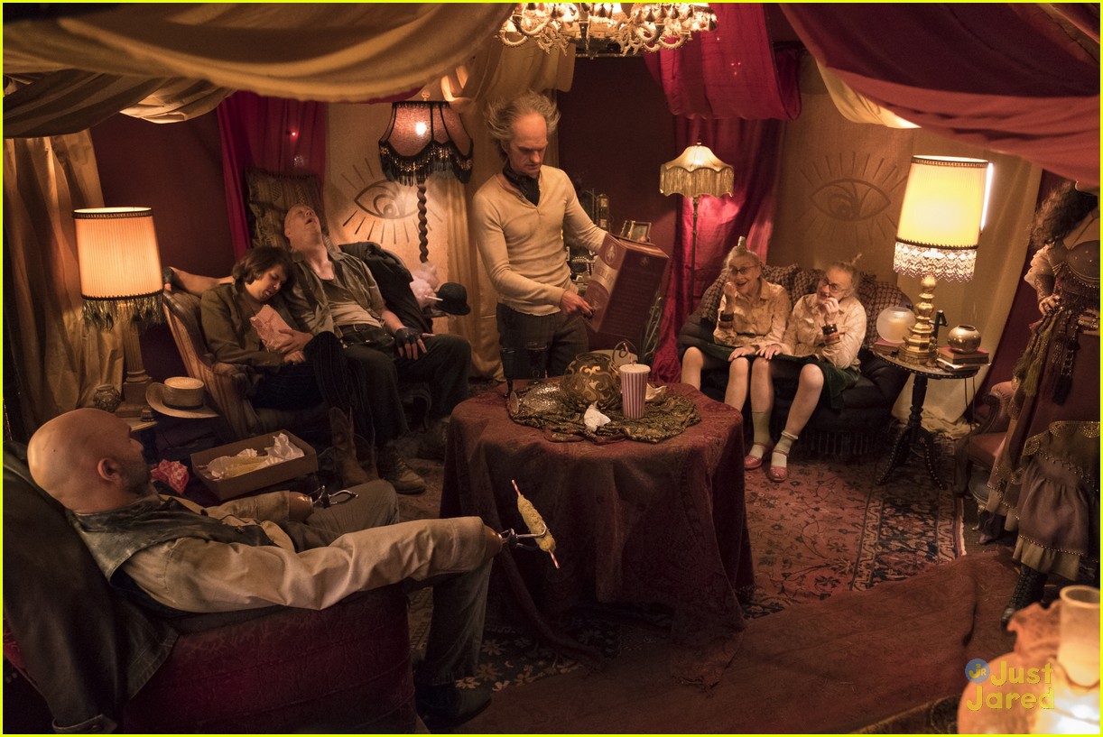 Violet & Klaus Are IN The Circus in 'A Series of Unfortunate Events ...