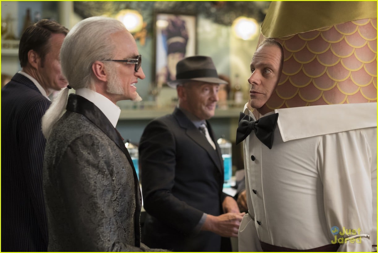 Violet & Klaus Are IN The Circus in 'A Series of Unfortunate Events ...