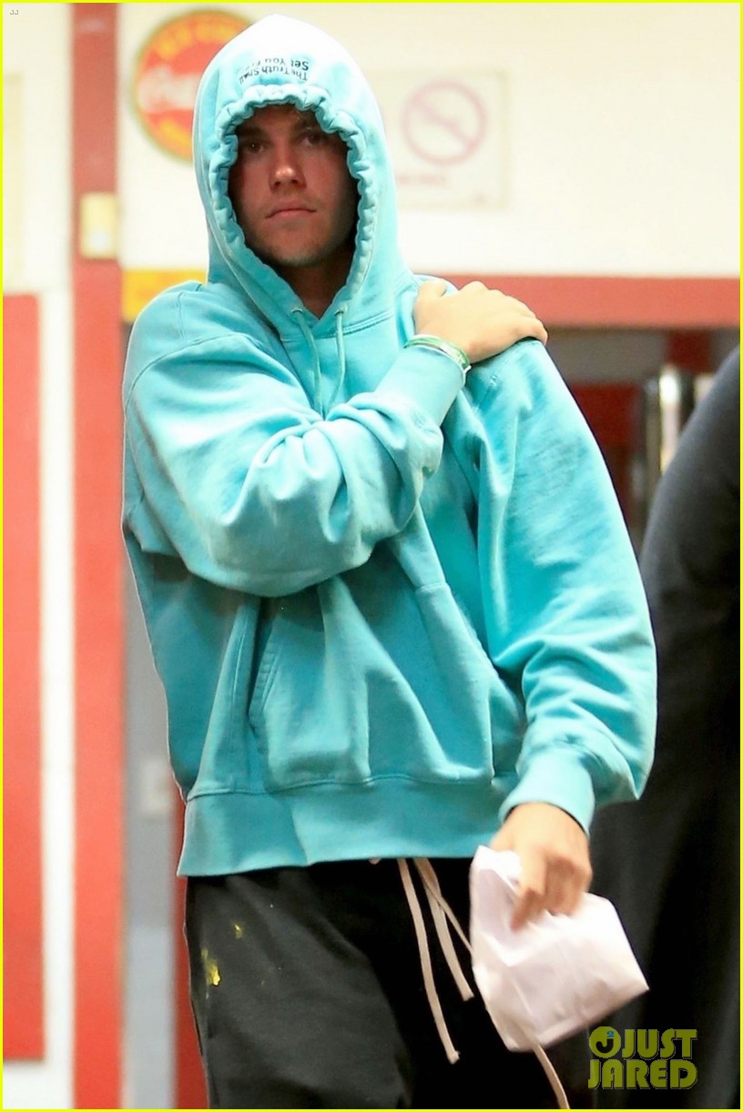 Justin Bieber Steps Out For Late Night Burger Run | Photo 1154796 ...