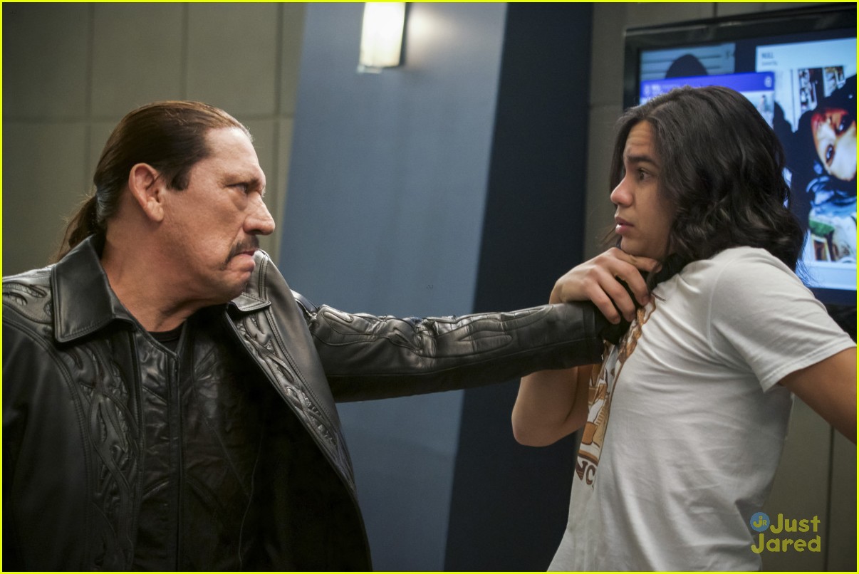 Carlos Valdes Previews The Reason Why Breacher Returns on 'The Flash ...