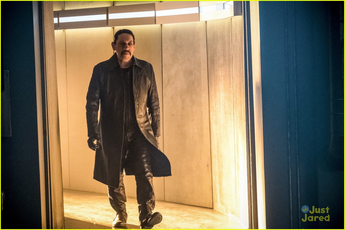 Full Sized Photo of cisco caitlin breacher work together flash tonight ...