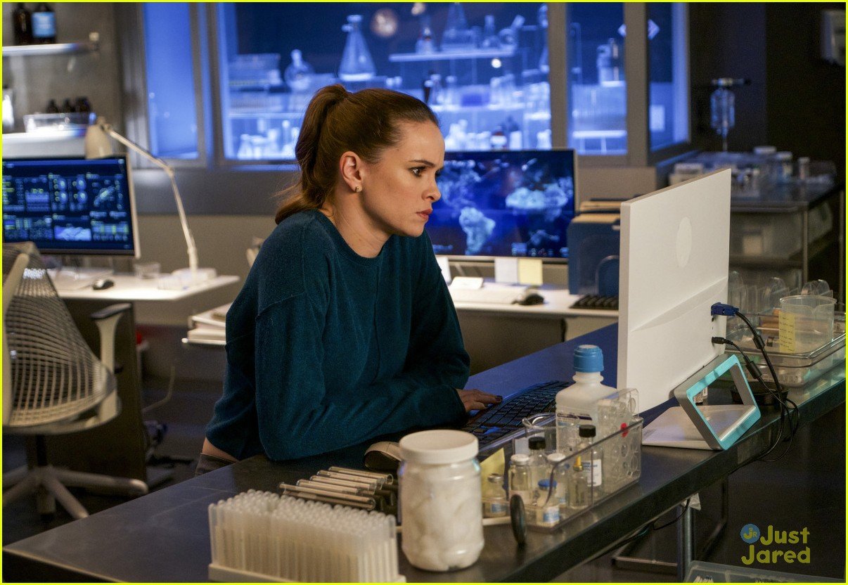 Danielle Panabaker Opens Up About How Caitlin Is Handling Losing Killer ...