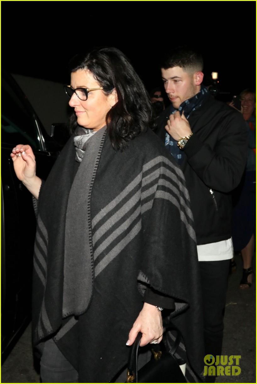 Nick Jonas Grabs Pre-Easter Dinner with His Mom in Los Angeles | Photo ... Nick Jonas Grabs Pre-Easter Dinner with His Mom in Los Angeles | Photo ...