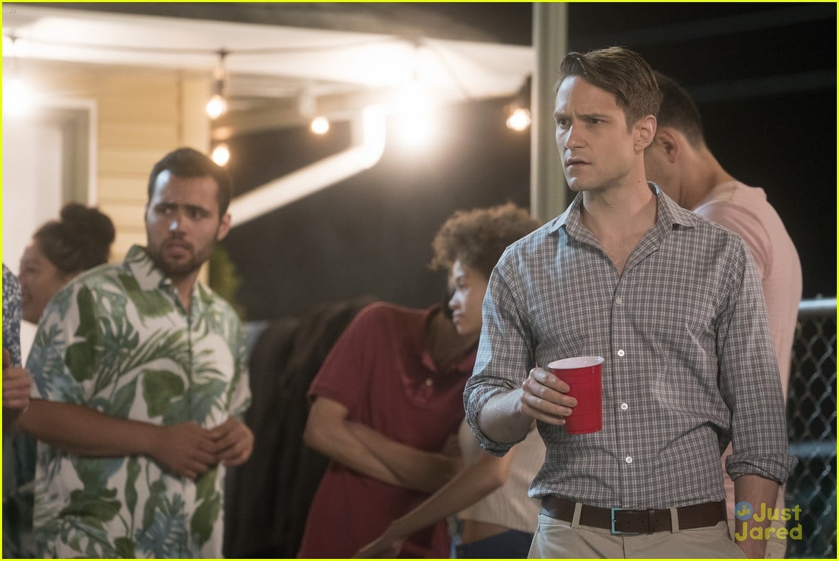 'Siren' Stars Eline Powell & Alex Roe Reveal If They Actually Believe ...