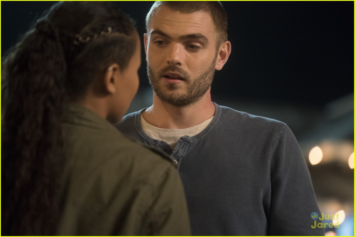 'Siren' Stars Eline Powell & Alex Roe Reveal If They Actually Believe ...