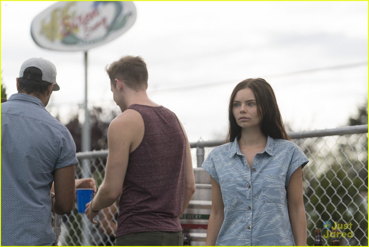 'Siren' Stars Eline Powell & Alex Roe Reveal If They Actually Believe ...