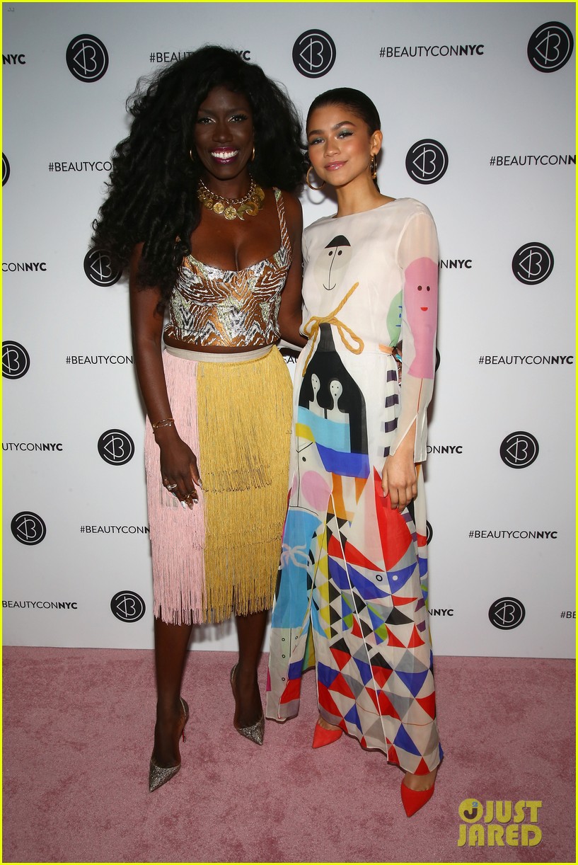 Zendaya Gets Colorful at Beautycon 2018! | Photo 1155574 - Photo ...