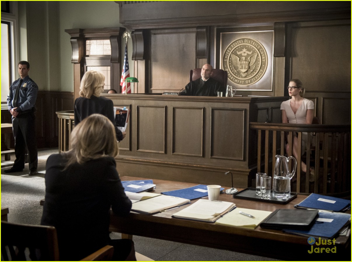 Full Sized Photo of arrow cast talks oliver trial episode 17 | Emily ...