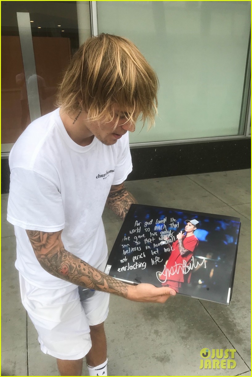 Justin Bieber Signs Autograph & Bible Verse on Fan's Photo Ahead of ...