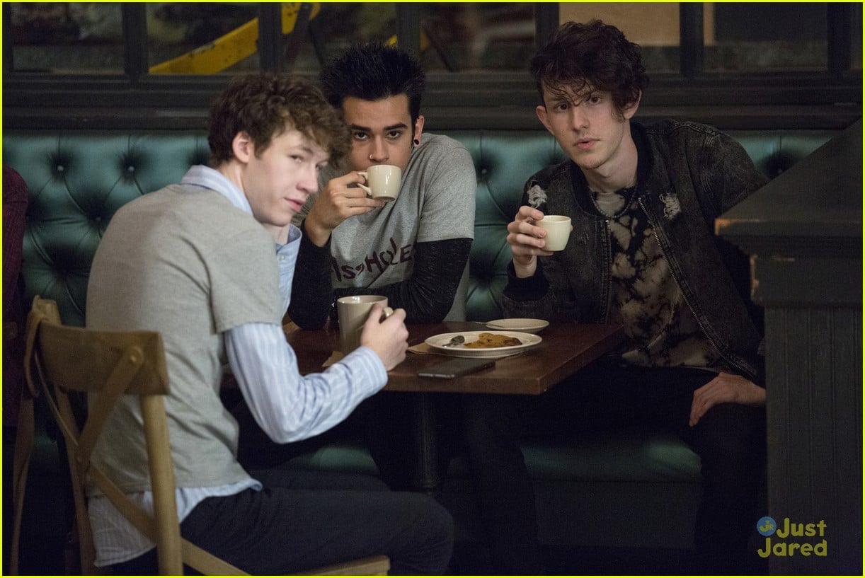 Dylan Minnette Talks Clay's Mental Health in '13 Reasons Why' Season 2 ...