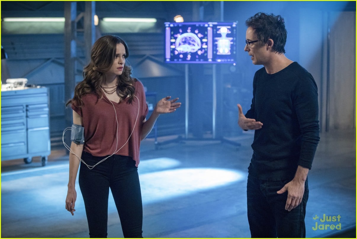 The Flash Calls in Gypsy For Help on Tonight's Episode | Photo 1156920 ...