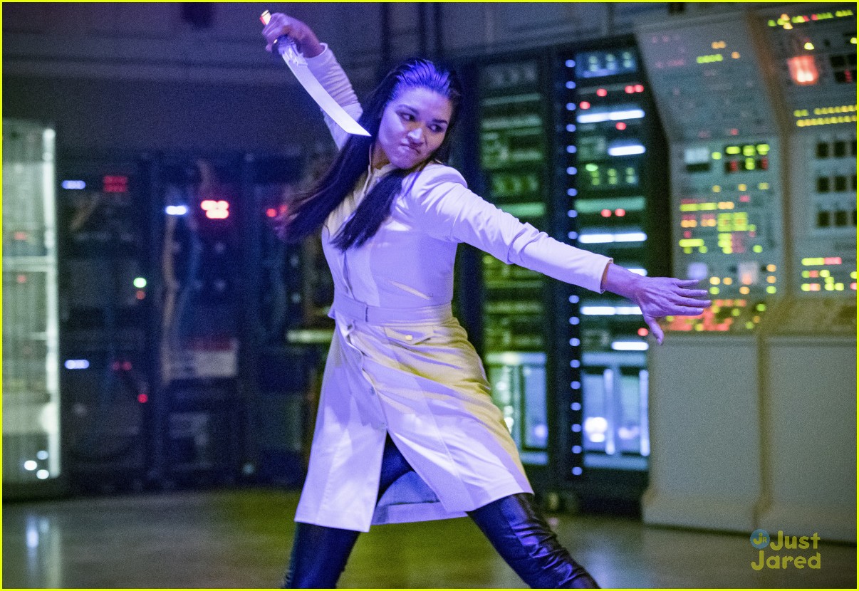 The Flash Calls in Gypsy For Help on Tonight's Episode | Photo 1156925 ...