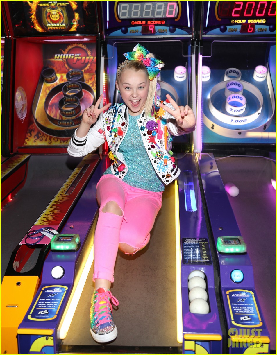 JoJo Siwa Celebrates Birthday at Dave & Busters! | Photo 1160392 ...