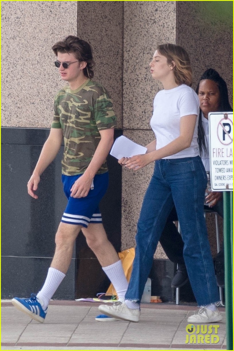 Joe Keery & Maya Hawke Hang Out on 'Stranger Things' Set | Photo ...