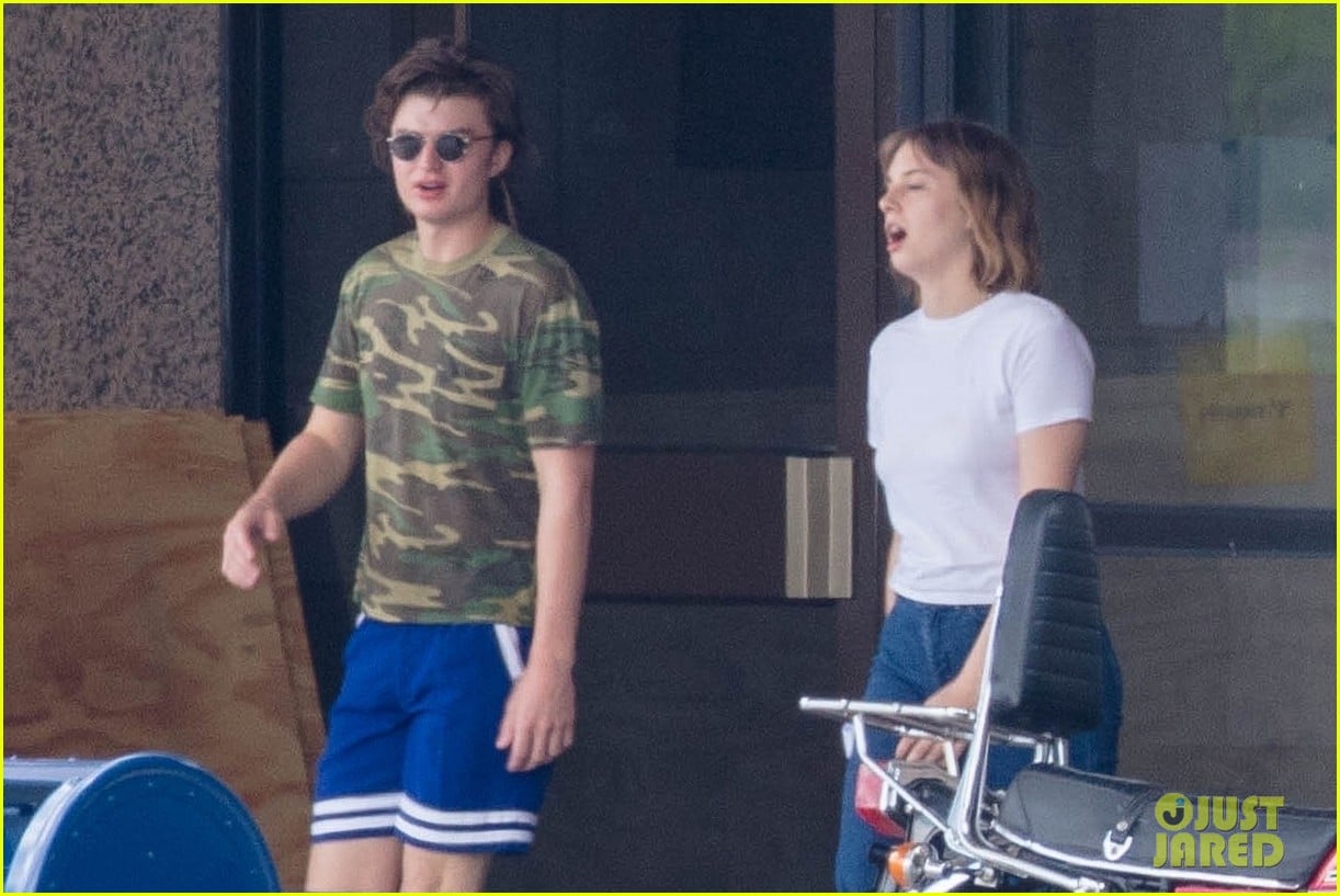 Joe Keery & Maya Hawke Hang Out on 'Stranger Things' Set | Photo ...