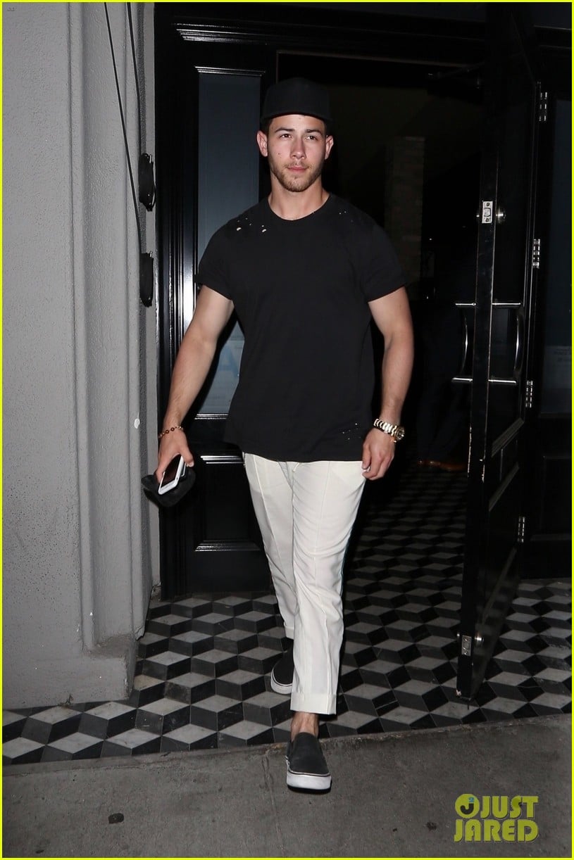 Full Sized Photo of nick jonas shows off bicep muscles friday night 03 ...