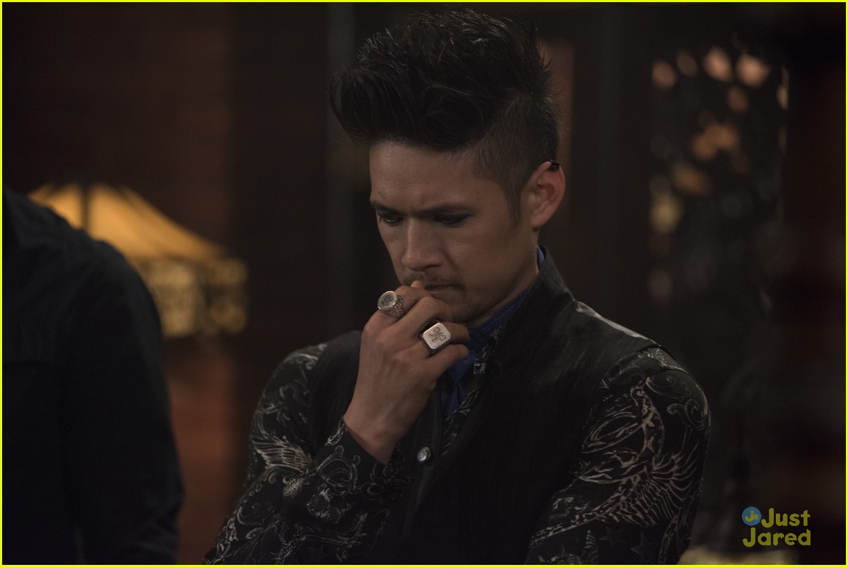 Clary Accepts Her Fate & Turns Herself In on 'Shadowhunters' Tonight ...