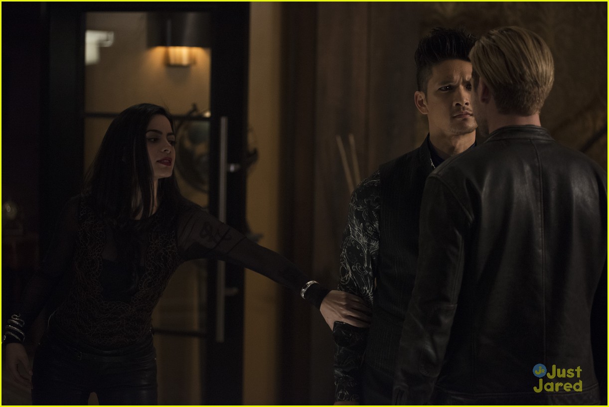 Clary Accepts Her Fate & Turns Herself In on 'Shadowhunters' Tonight ...