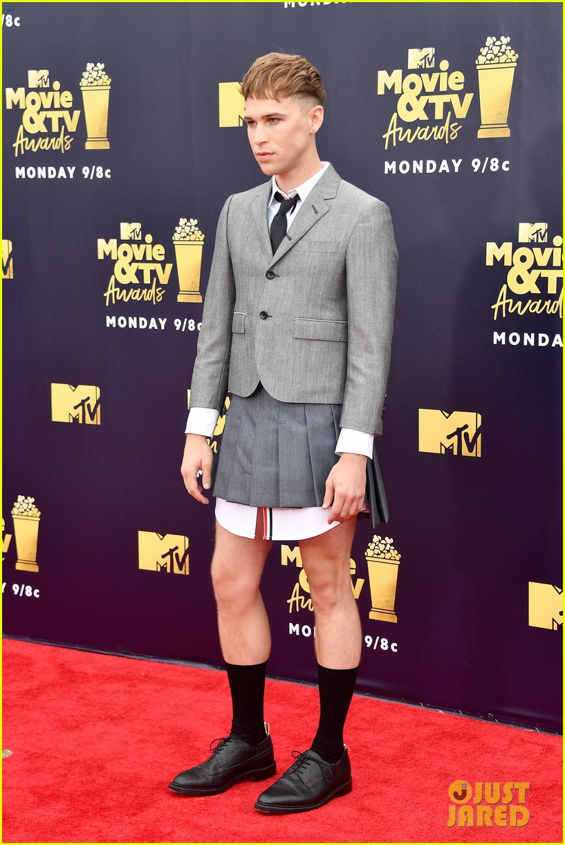 Katherine Langford Joins '13RW' Cast at MTV Awards Once Last Time ...