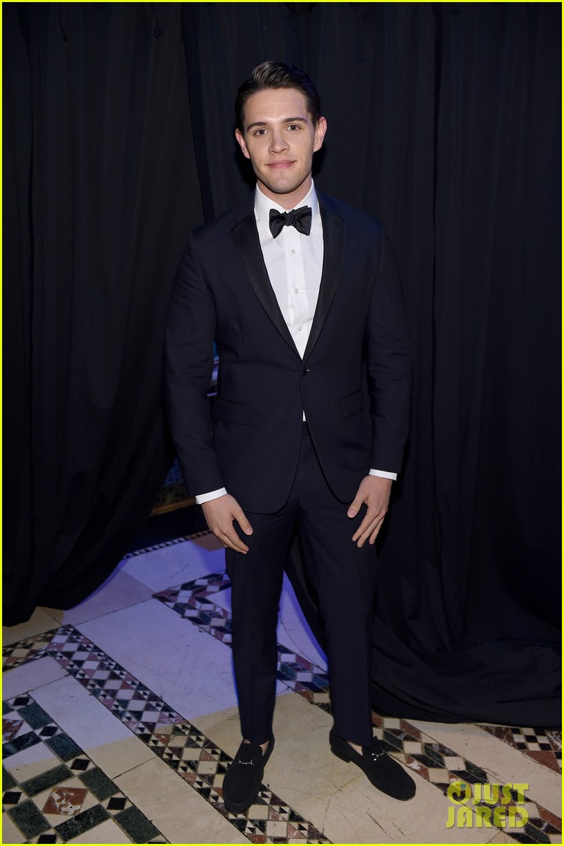 Casey Cott Looks So Dapper at ACE Awards 2018 | Photo 1166196 - Photo ...