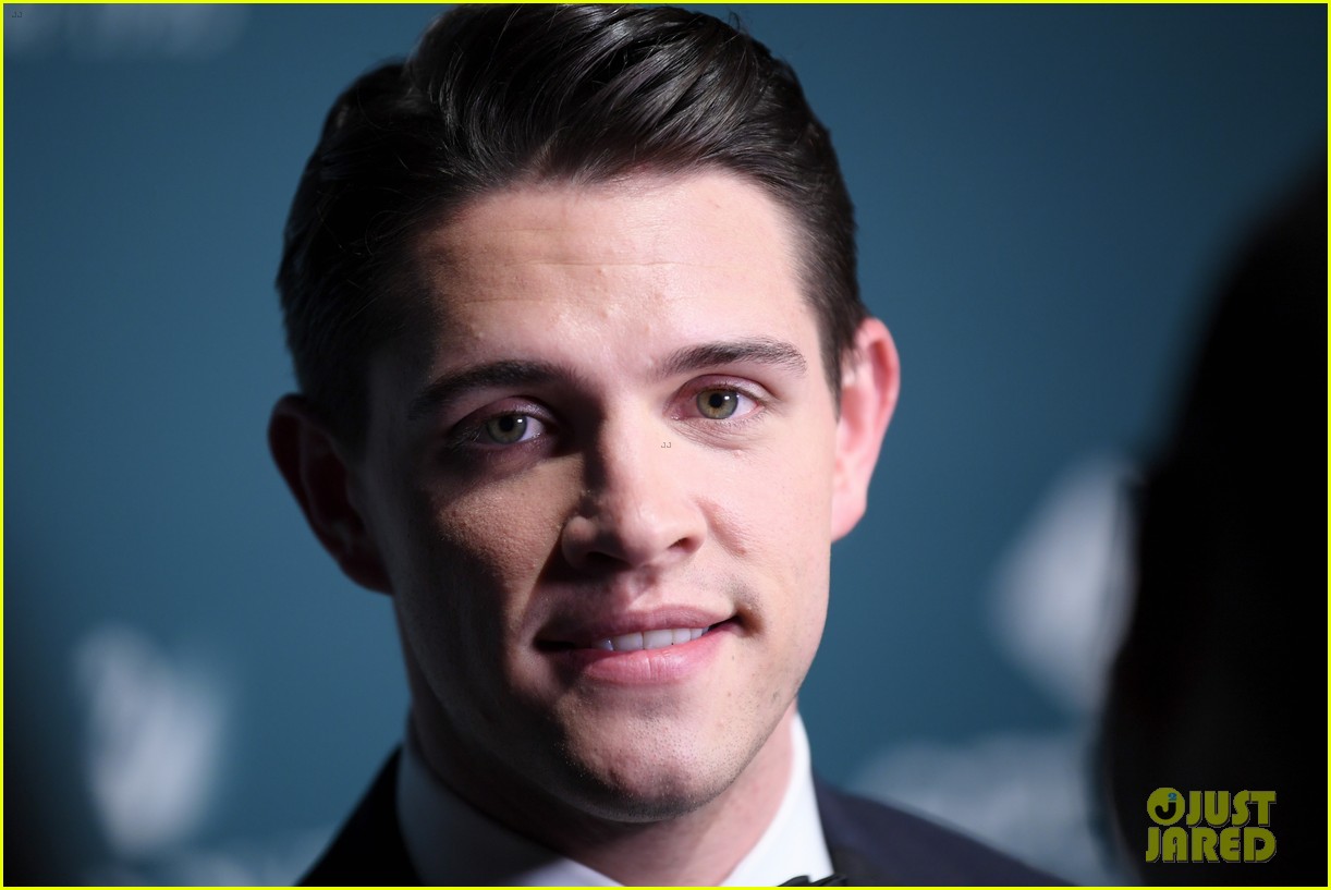 Casey Cott Looks So Dapper at ACE Awards 2018 | Photo 1166197 - Photo ...
