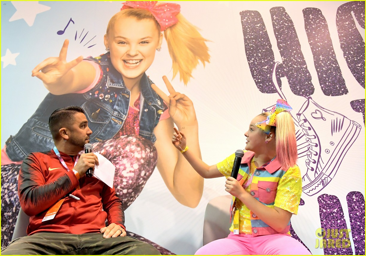 JoJo Siwa Keeps It Colorful While Hanging With Fans at VidCon 2018 ...