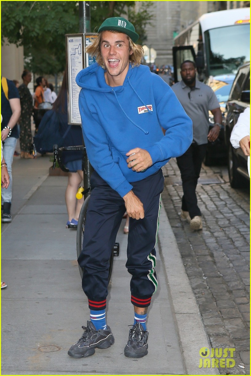 Justin Bieber & Hailey Baldwin Are All Smiles on NYC Dinner Date ...