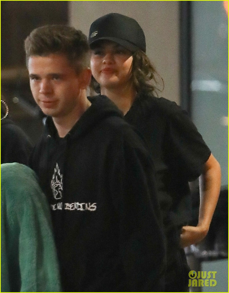 Selena Gomez Keeps It Casual During Dinner & A Movie With Pals | Photo ...