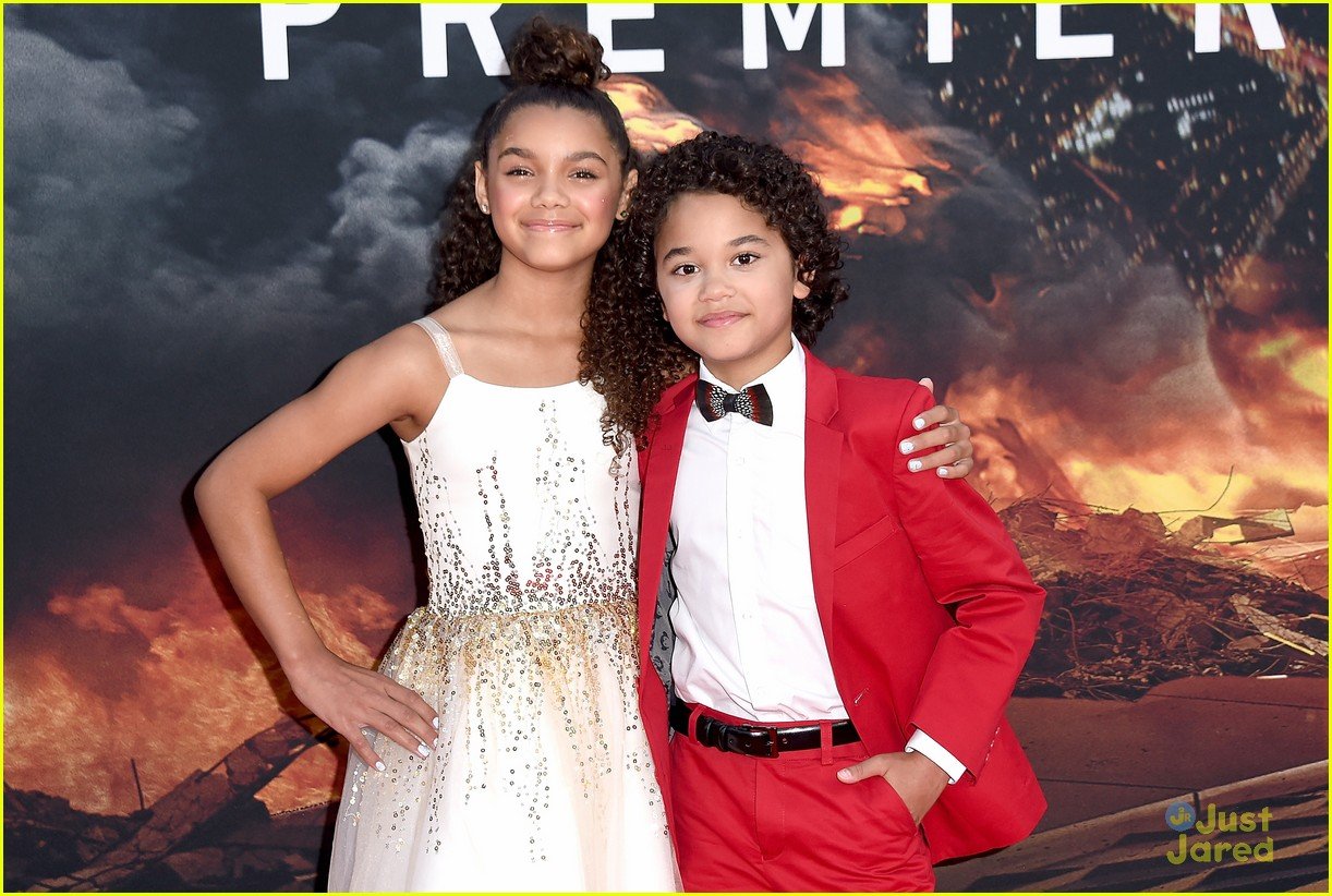 McKenna Roberts & Noah Cottrell Hit 'Skyscraper' Premiere in NYC ...