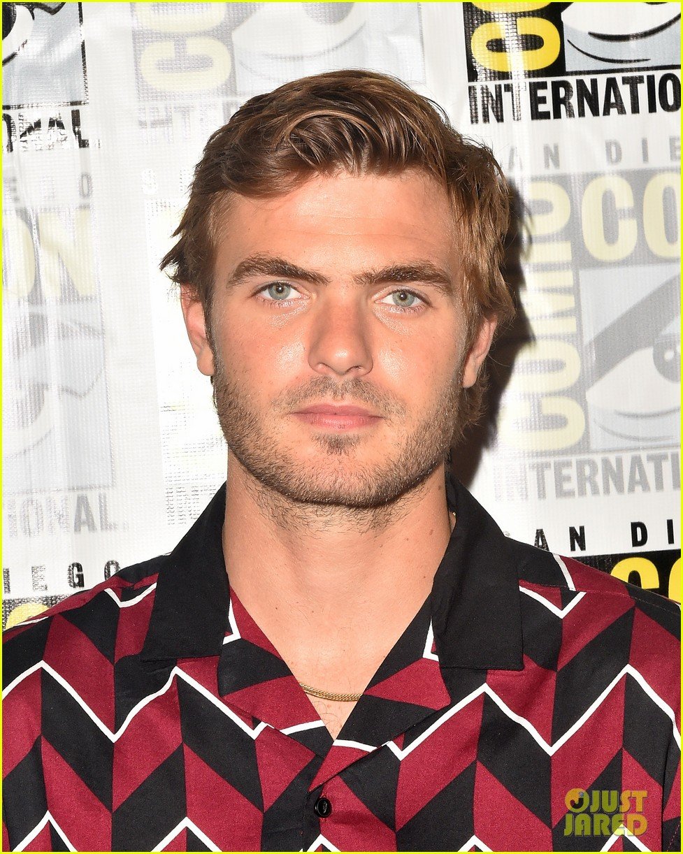 Full Sized Photo of alex roe eline powell siren comic con 02 | Alex Roe ... Full Sized Photo of alex roe eline powell siren comic con 02 | Alex Roe ...