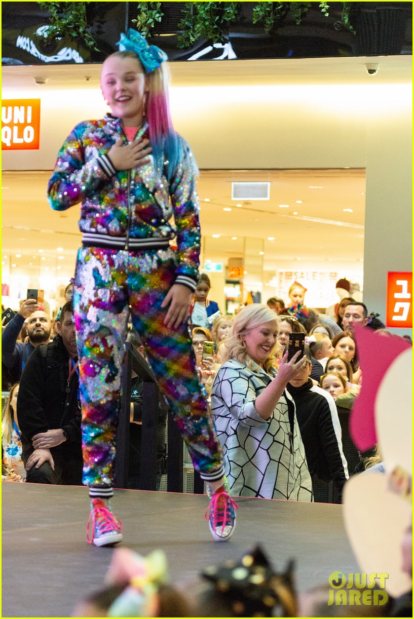 JoJo Siwa Fans Camp Out From 4am to Watch Her Sydney Concert! | Photo ...