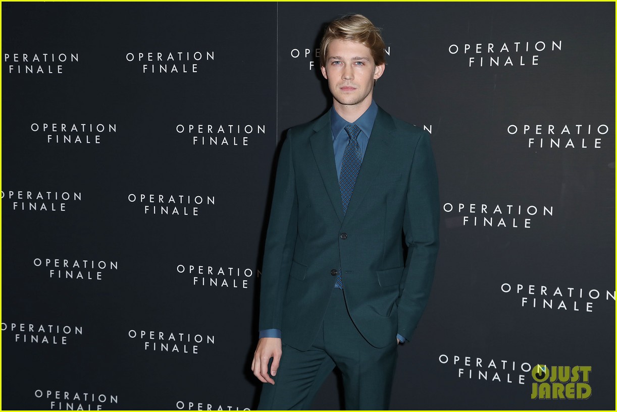 Joe Alwyn Look So Handsome at His Movie Premiere! | Photo 1179169 ...
