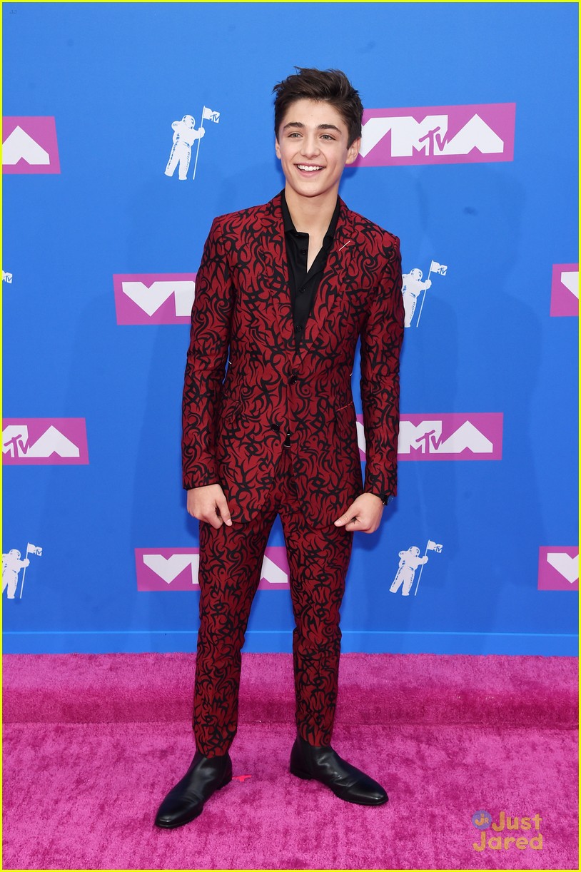 Asher Angel Rocks Red Suit For MTV VMAs 2018 | Photo 1179645 - Photo ...