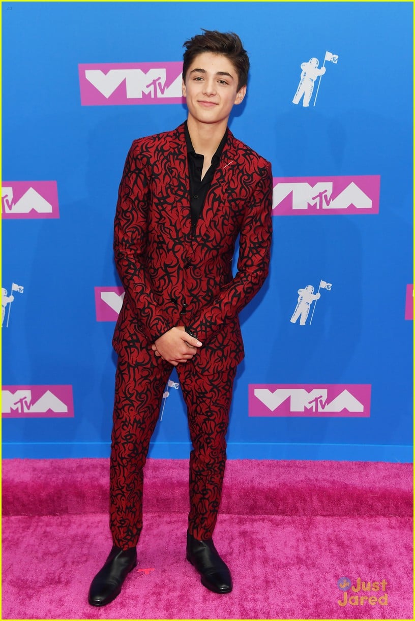 Asher Angel Rocks Red Suit For MTV VMAs 2018 | Photo 1179648 - Photo ...