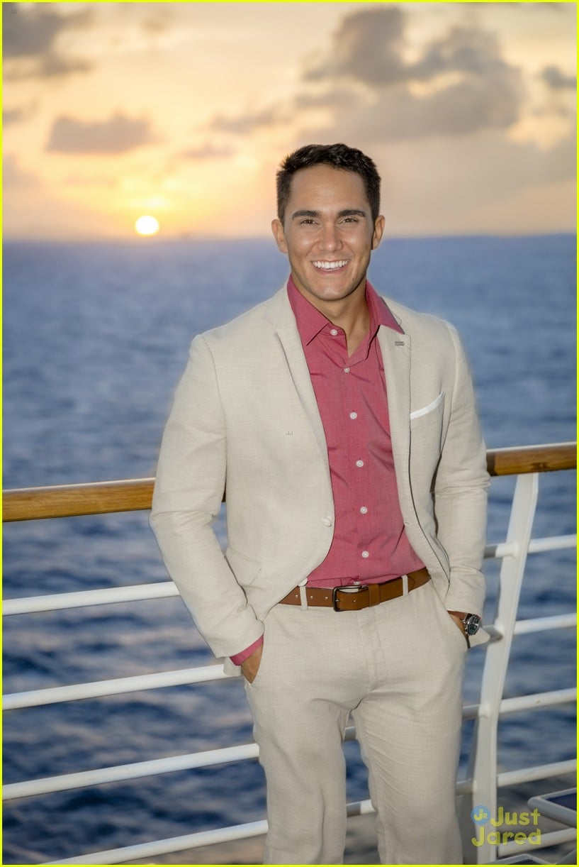 Alexa & Carlos PenaVega Reveal That The Kissing Scene in New Hallmark ...