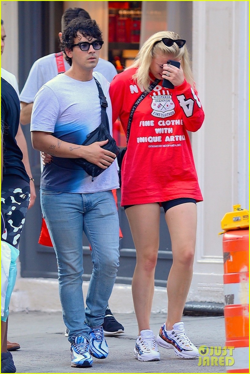 Full Sized Photo of sophie turner joe jonas crying photos 01 | Sophie ...