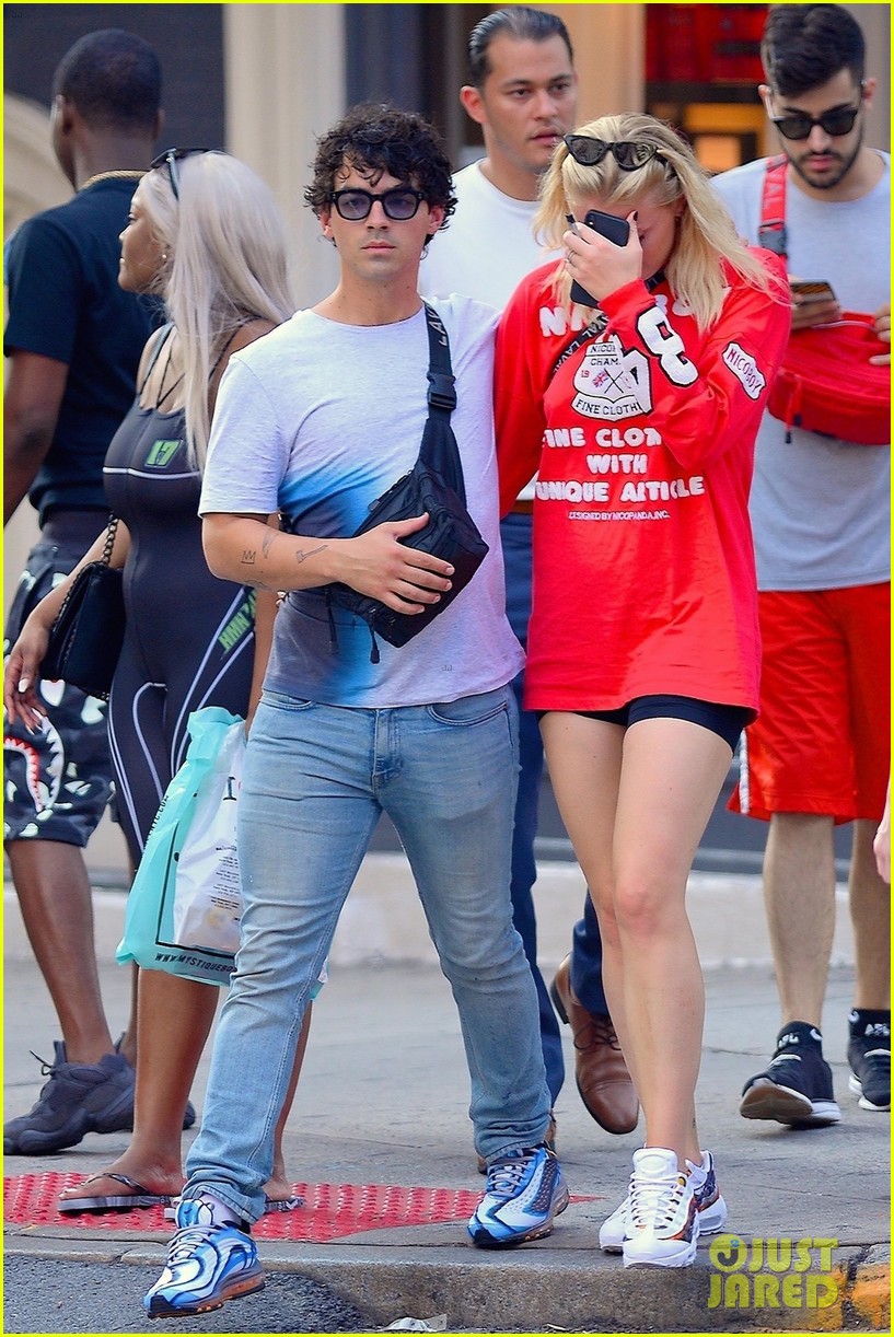 Full Sized Photo of sophie turner joe jonas crying photos 03 | Sophie ...