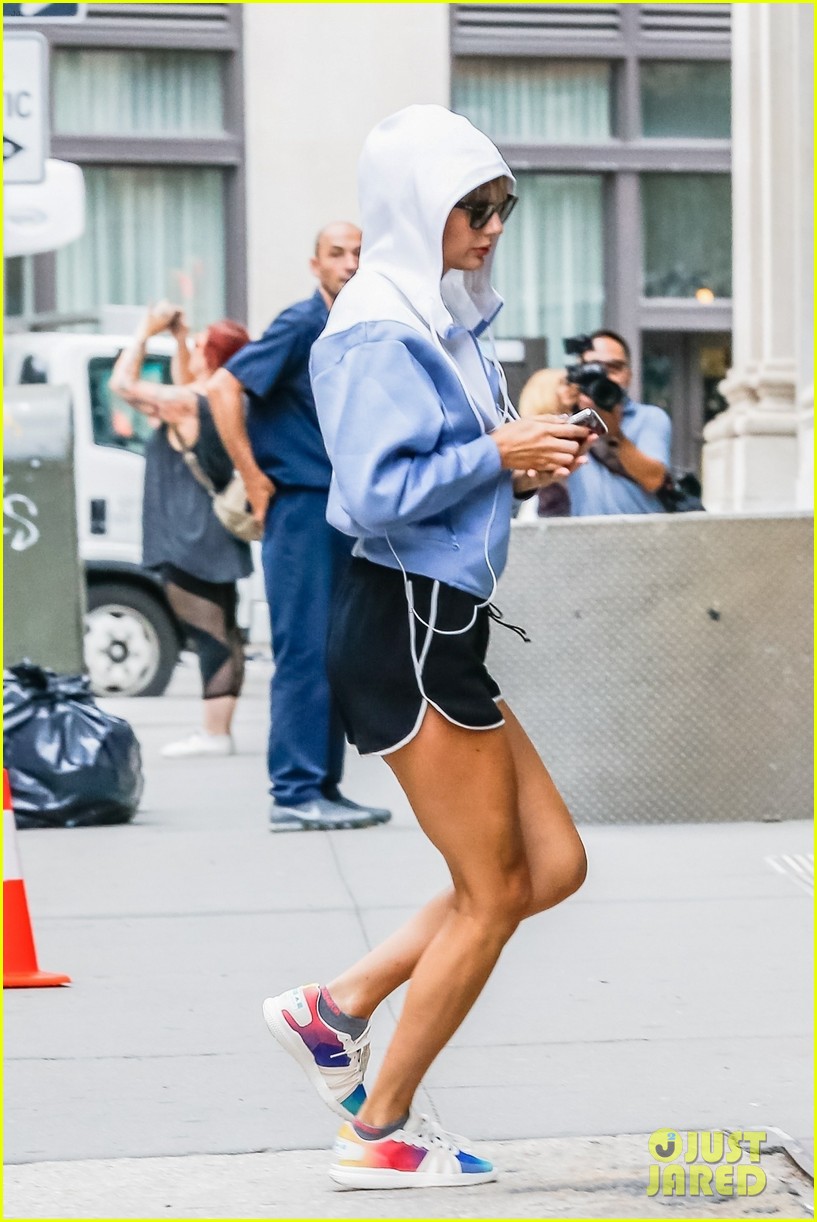 Taylor Swift Stays in Shape With a Mid-Week Workout! | Photo 1175885 ...