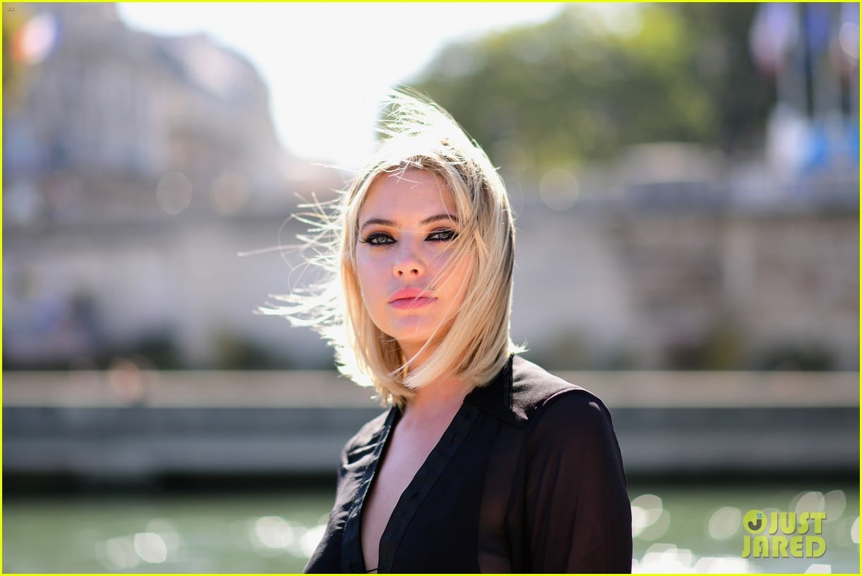 Elle Fanning Walks The Floating Runway at L'Oreal Paris Fashion Show ...