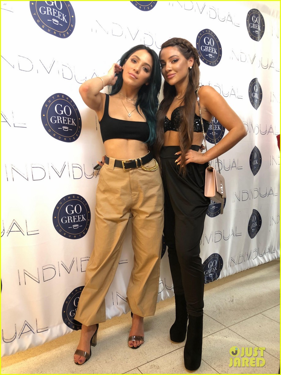 Niki And Gabi Demartino Take Over Santa Monica During Huge Meet And Greet Photo 1182377 Photo