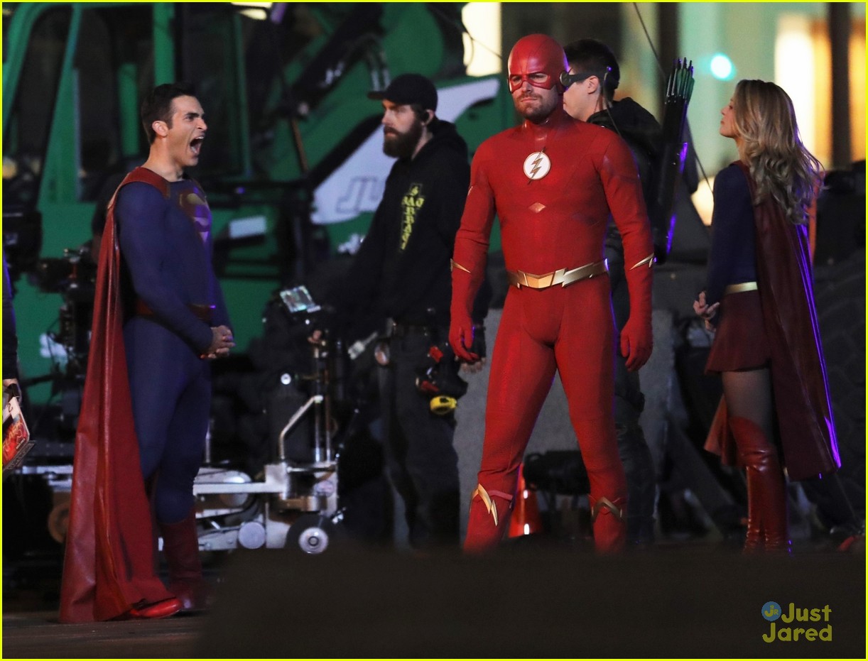 Stephen Amell Suits Up as The Flash For Crossover Filming in Vancouver | Photo 1194160 - Photo ...