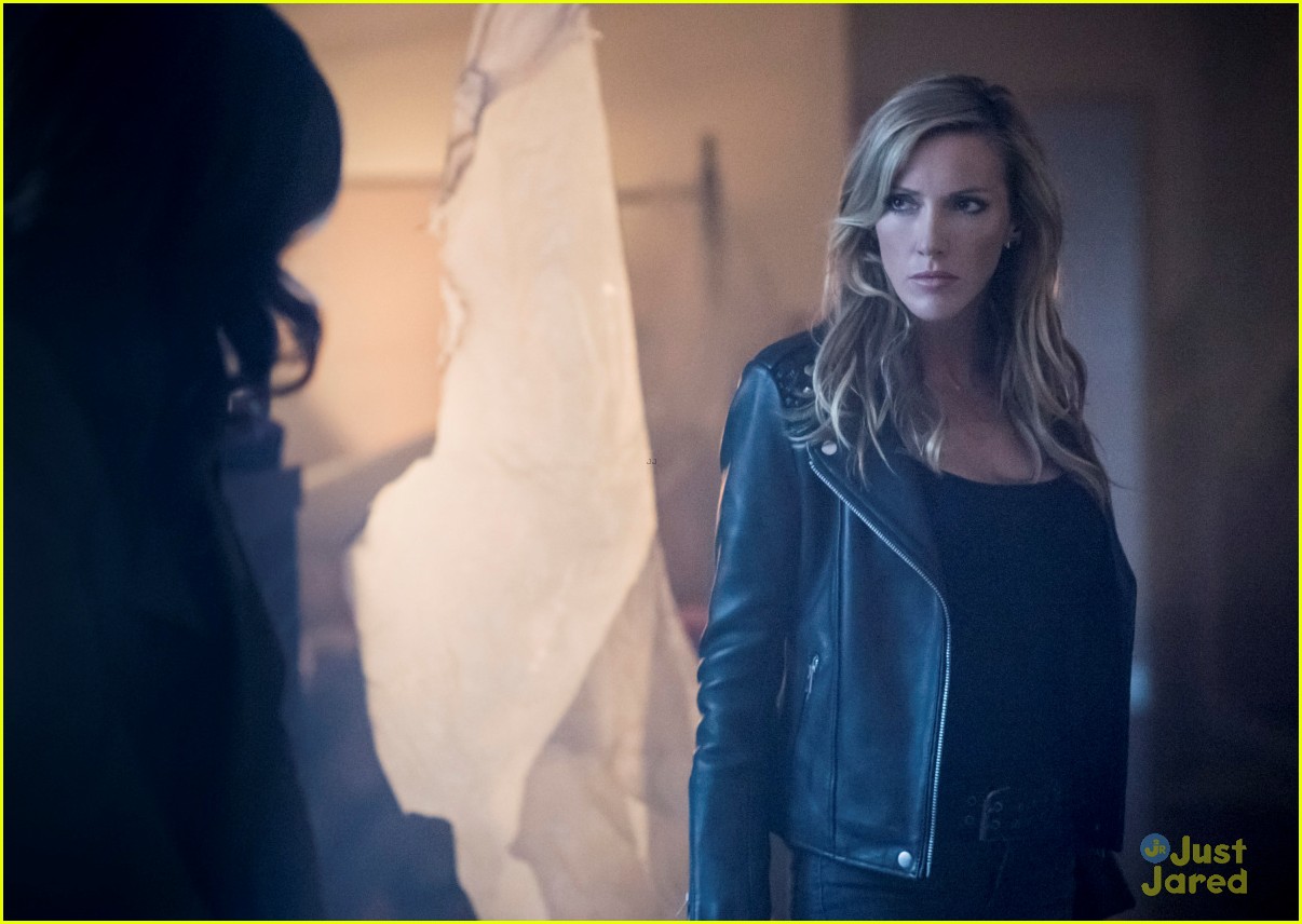 Felicity Finds Her Own Way To Take Down Diaz on 'Arrow' Tonight | Photo ...