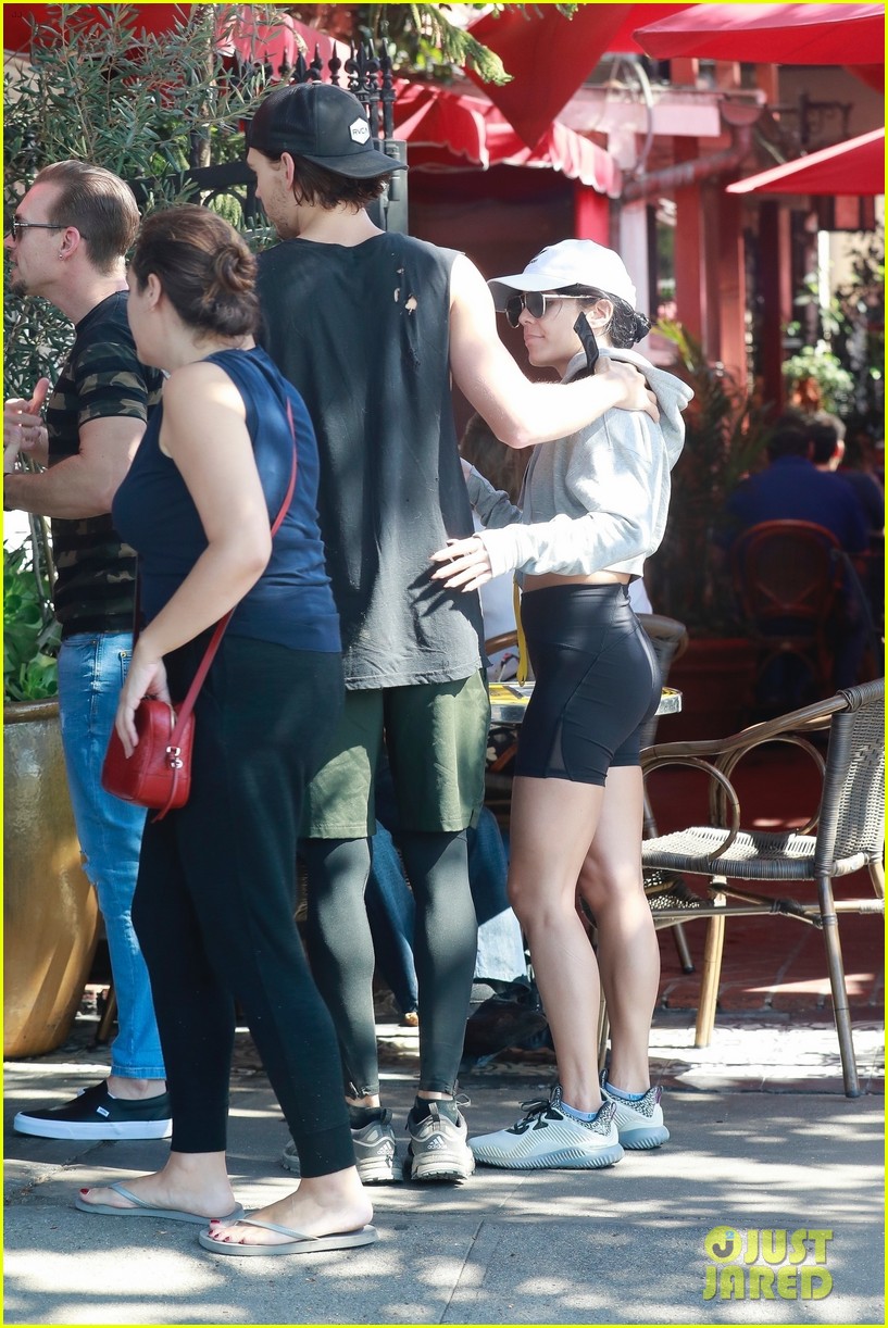 Full Sized Photo of vanessa hudgens austin butler workout 03 | Vanessa ...