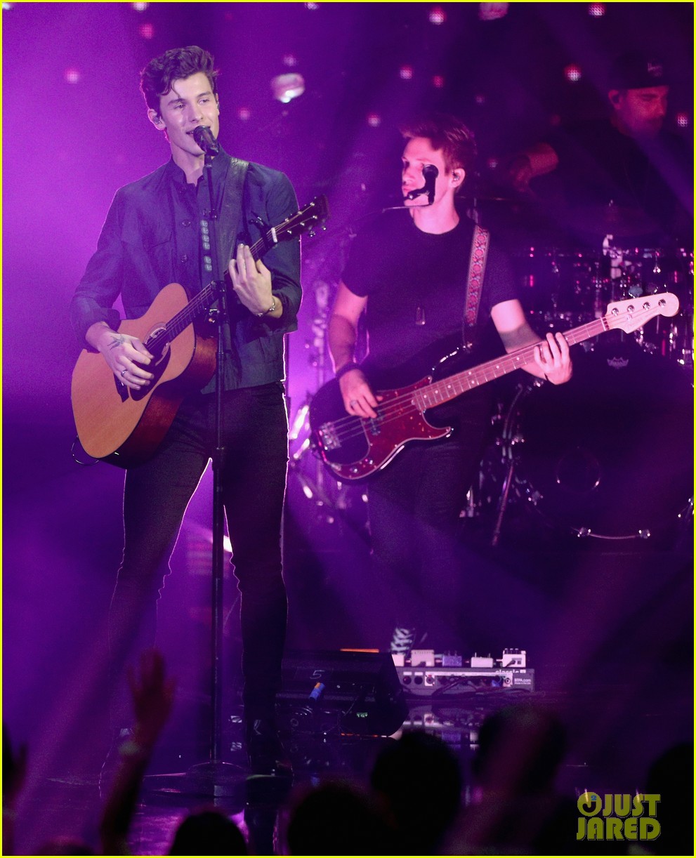 Shawn Mendes Gets Lost In Japan At The Amas 2018 Watch His Performance Here Photo 1191608 