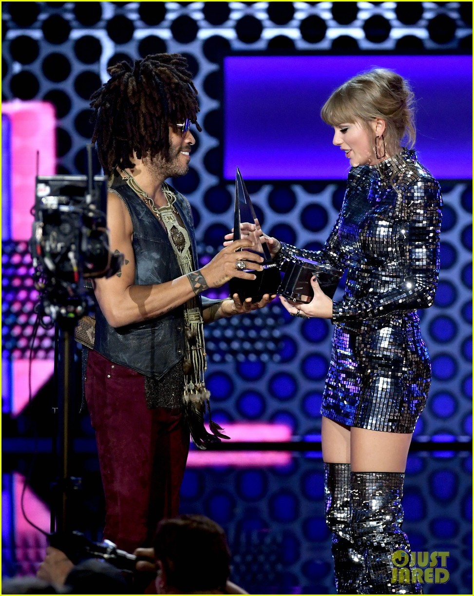 Taylor Swift Sets Amas Record For Most Wins By A Female Artist Photo