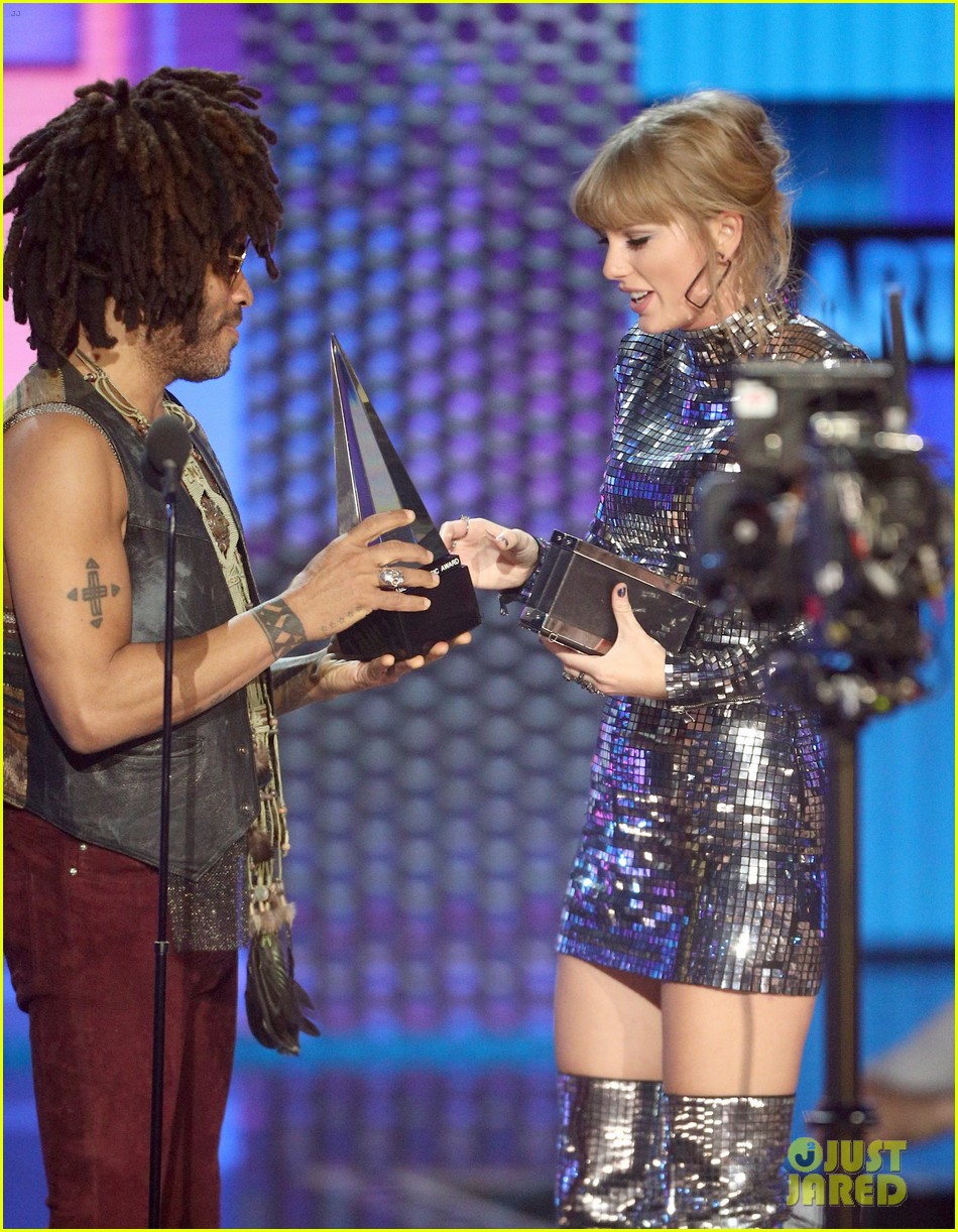 Taylor Swift Sets Amas Record For Most Wins By A Female Artist Photo
